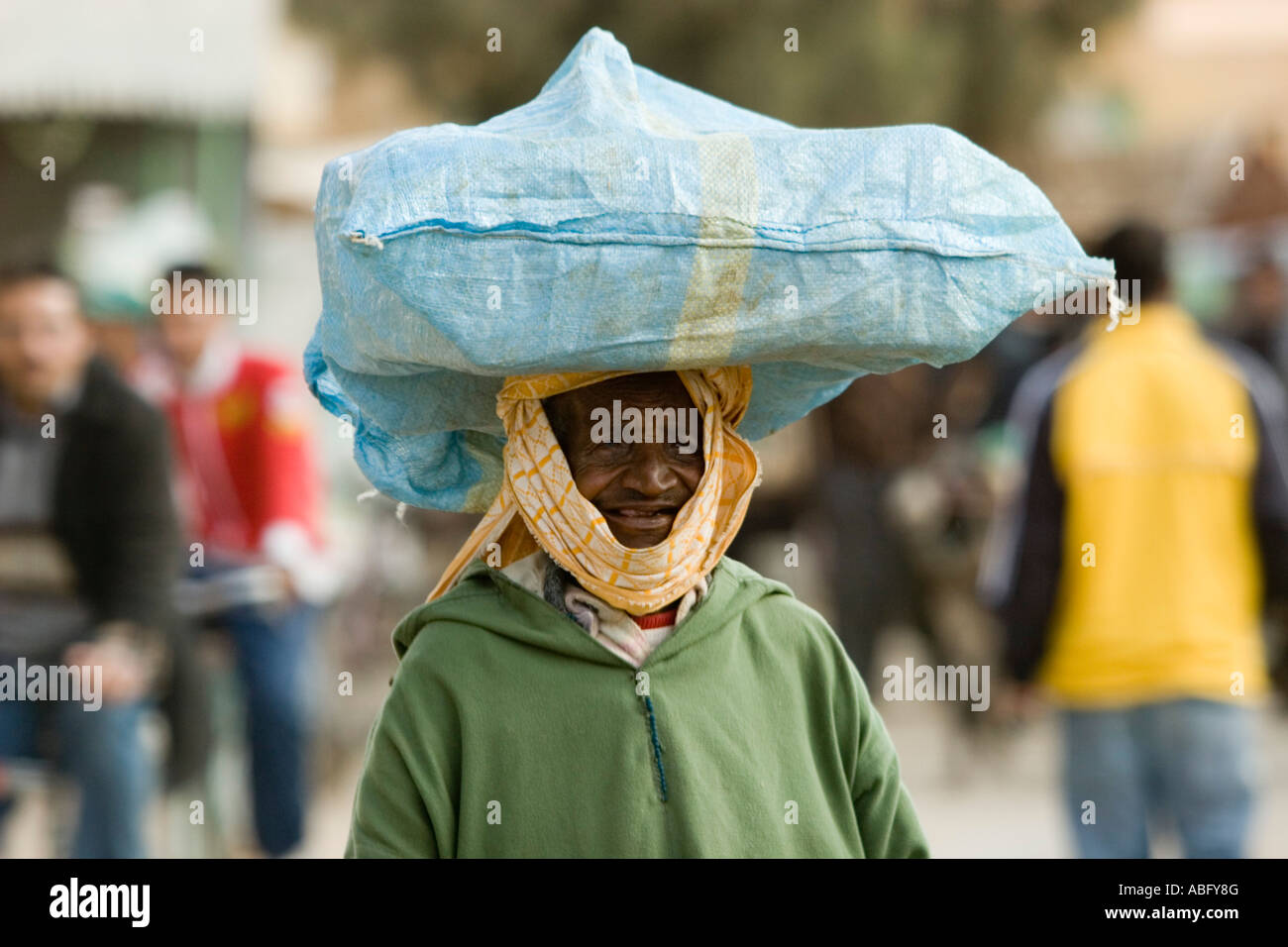 Man carrying sack on head hi-res stock photography and images - Alamy