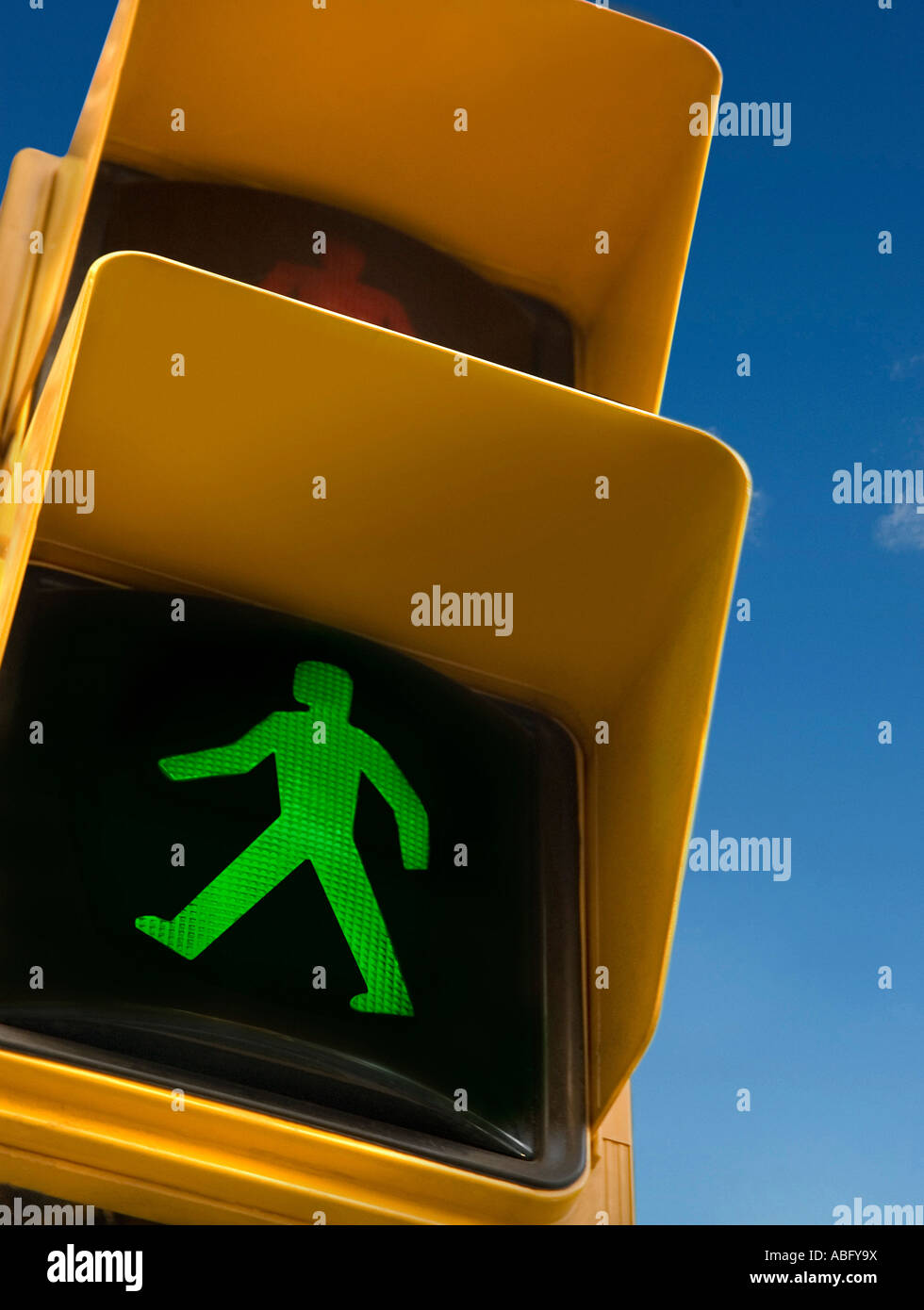 PEDESTRIANS CROSSING TRAFFIC LIGHT GREEN LIGHT SIGN Stock Photo - Alamy