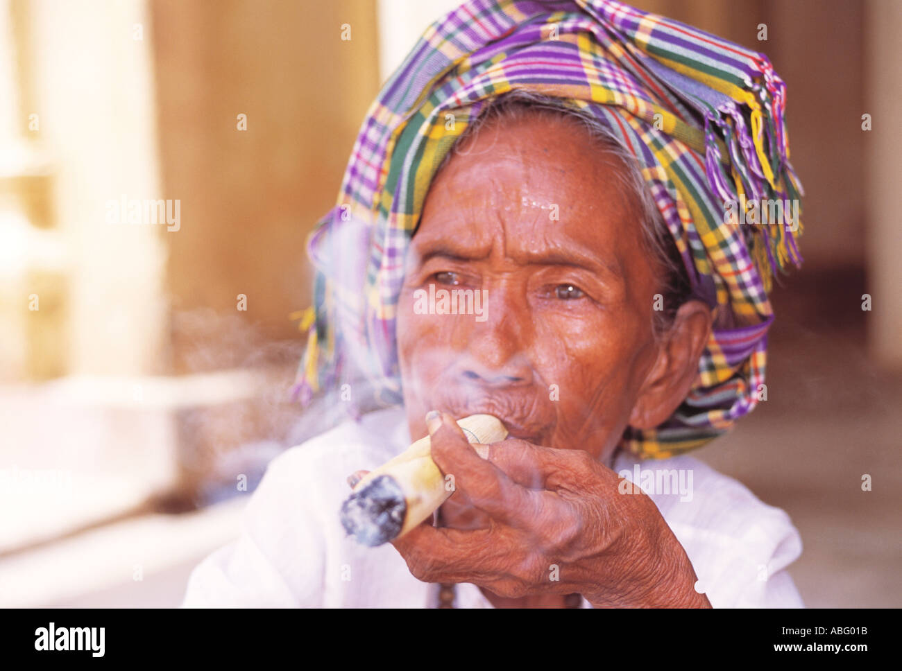 MYANMAR BURMA BAGAN PERSON SMOKING TABACCO Stock Photo - Alamy