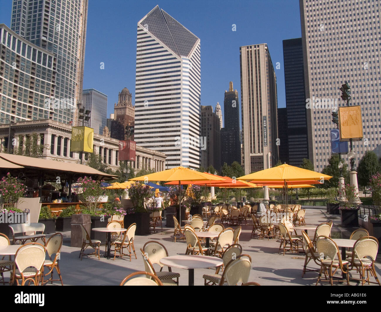Cafe in Millennium Park Chicago Illinois USA Stock Photo - Alamy