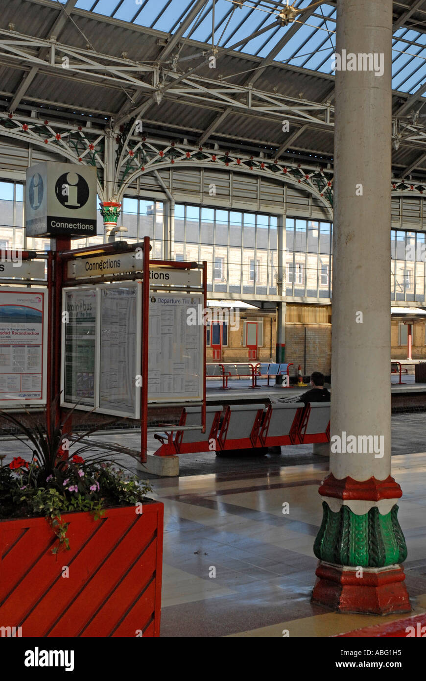 Waiting for a train at Preston Station Stock Photo - Alamy