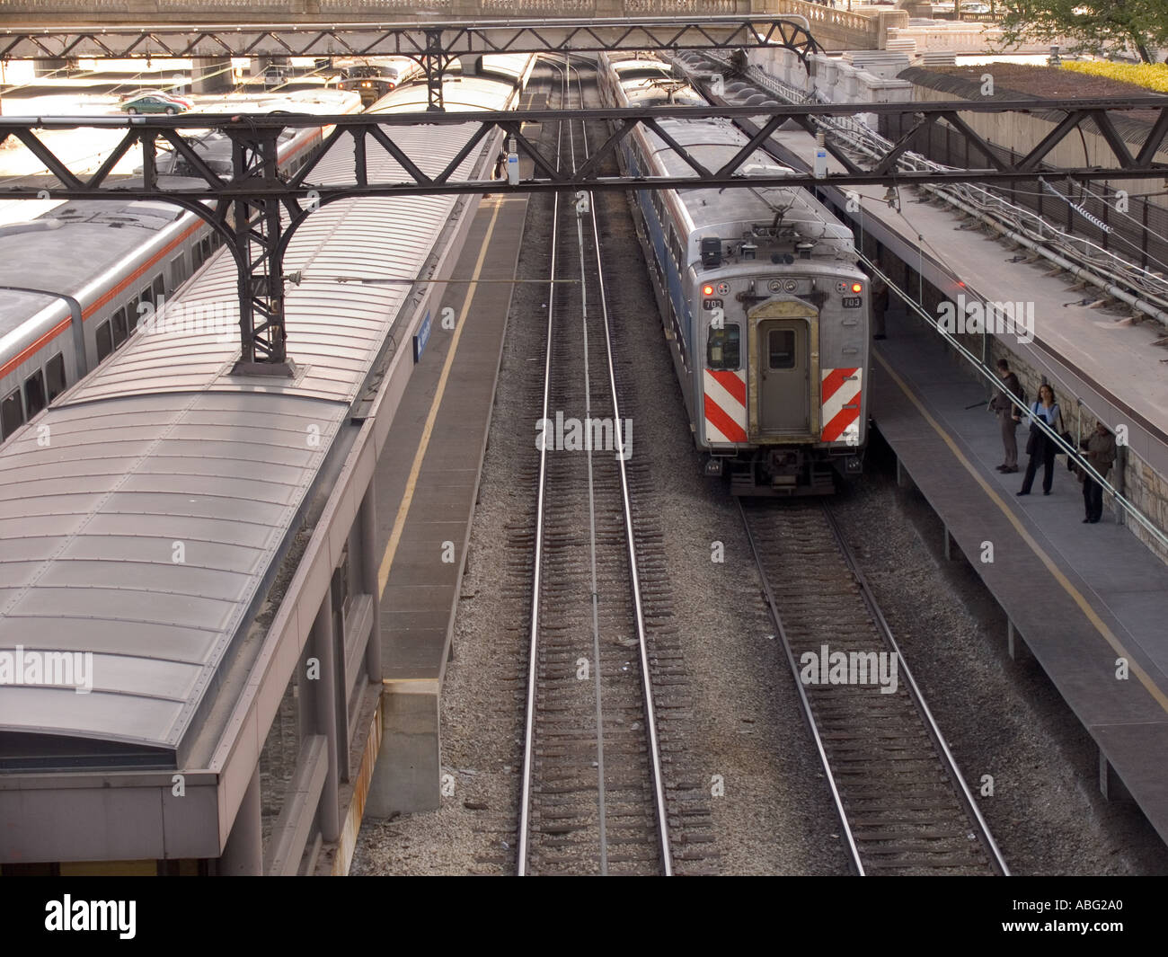 Electric commuter train at station Chicago Illinois USA Stock Photo - Alamy