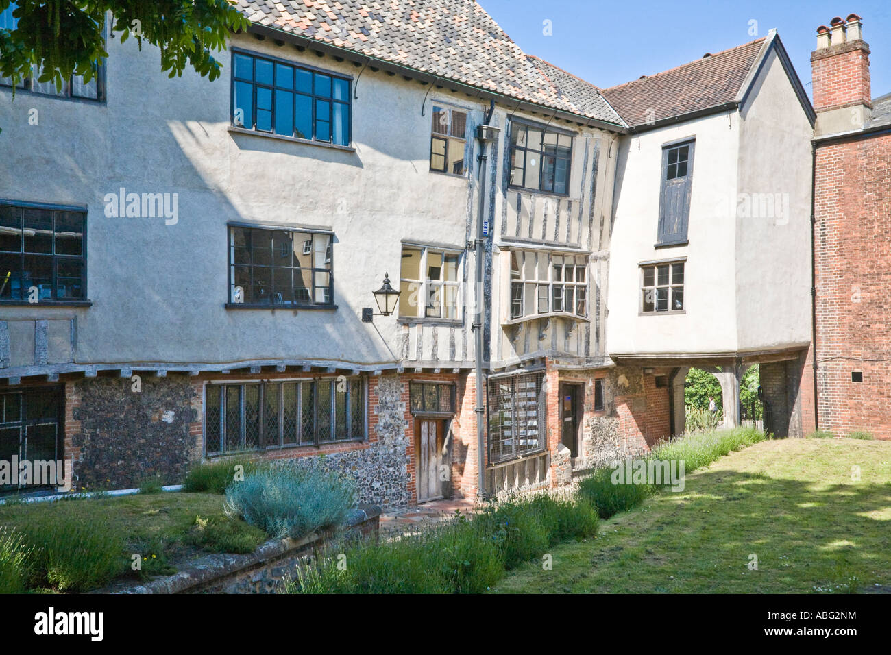 Medieval buildings in Tombland Alley, Norwich, Norfolk Stock Photo - Alamy