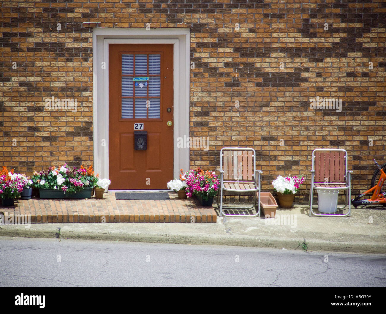 Streetside entrance hi-res stock photography and images - Alamy