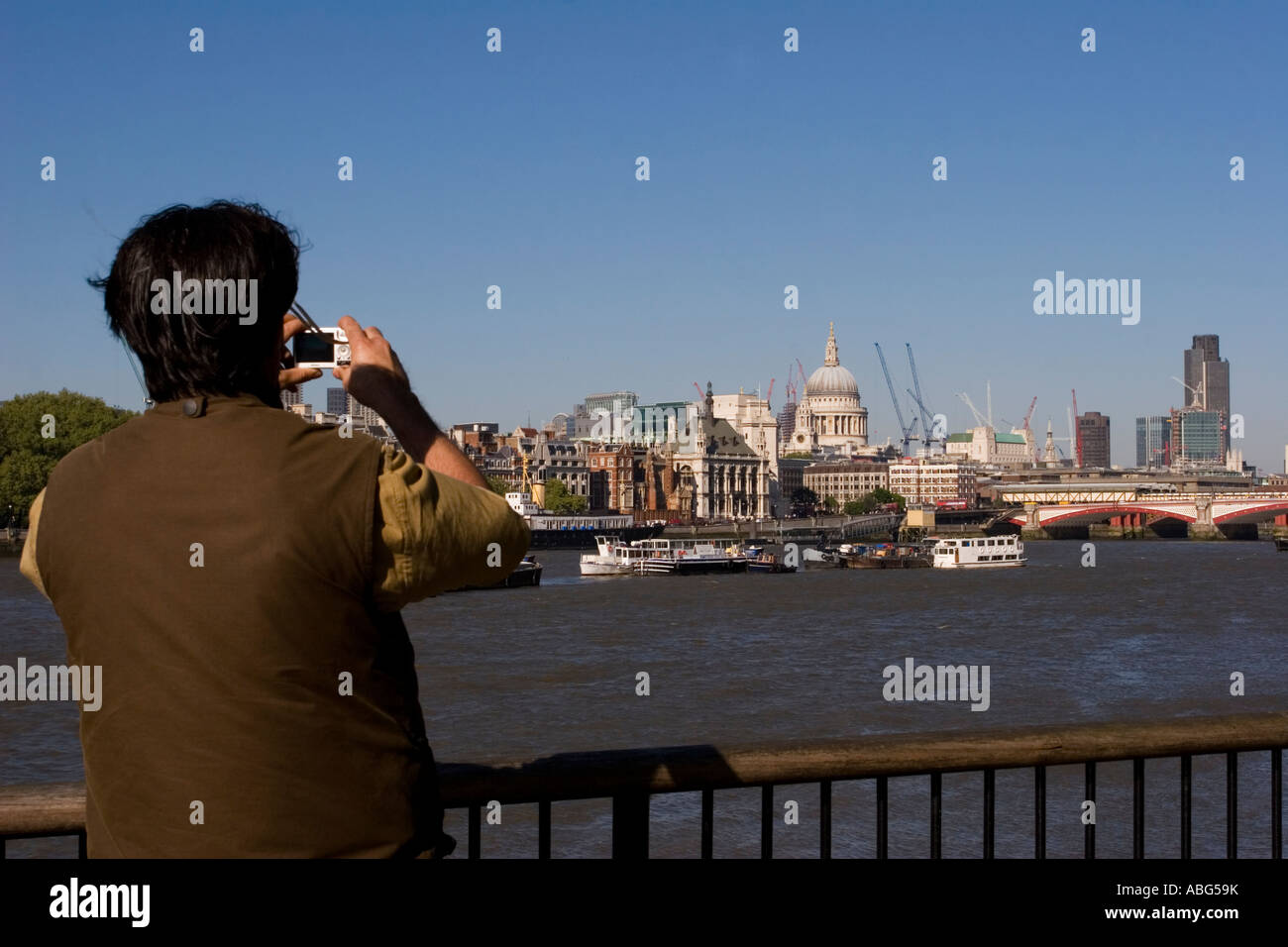 Man taking photo of tower bridge hi-res stock photography and images ...