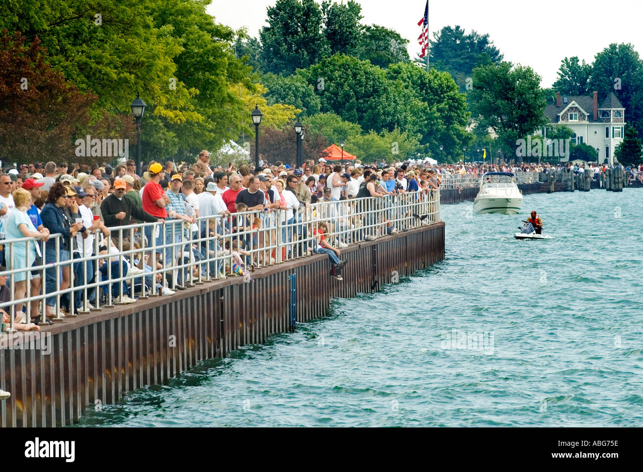 Boat race fans hi-res stock photography and images - Alamy