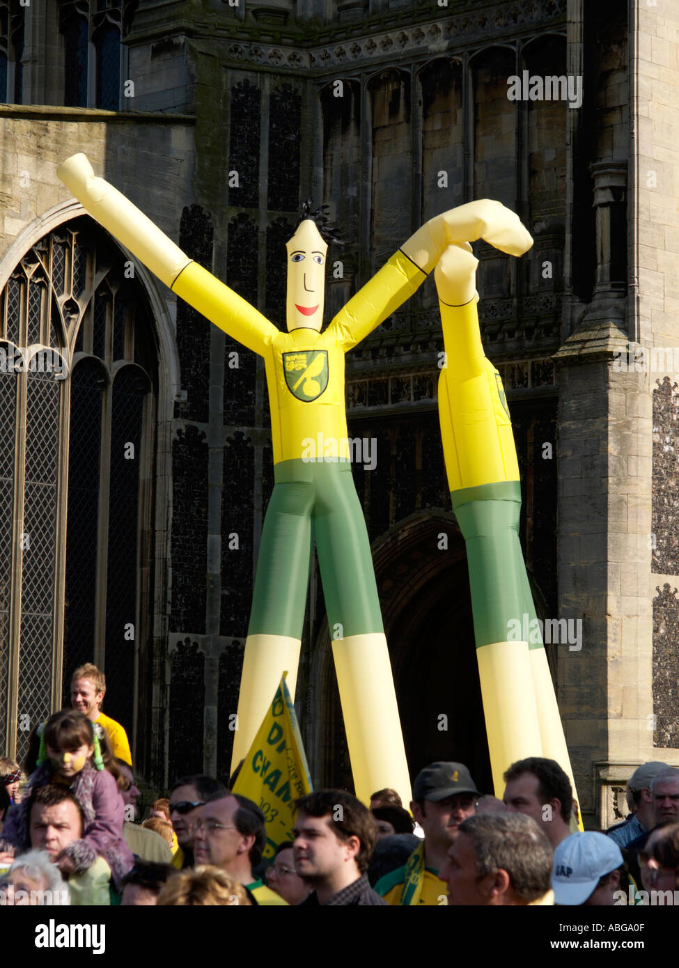 INFLATABLE FOOTBALL PLAYER WITH CROWDS FOR CIVIC RECEPTION AT CITY HALL ...