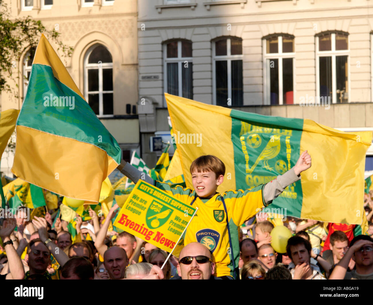 Crowd jubilation hi-res stock photography and images - Alamy