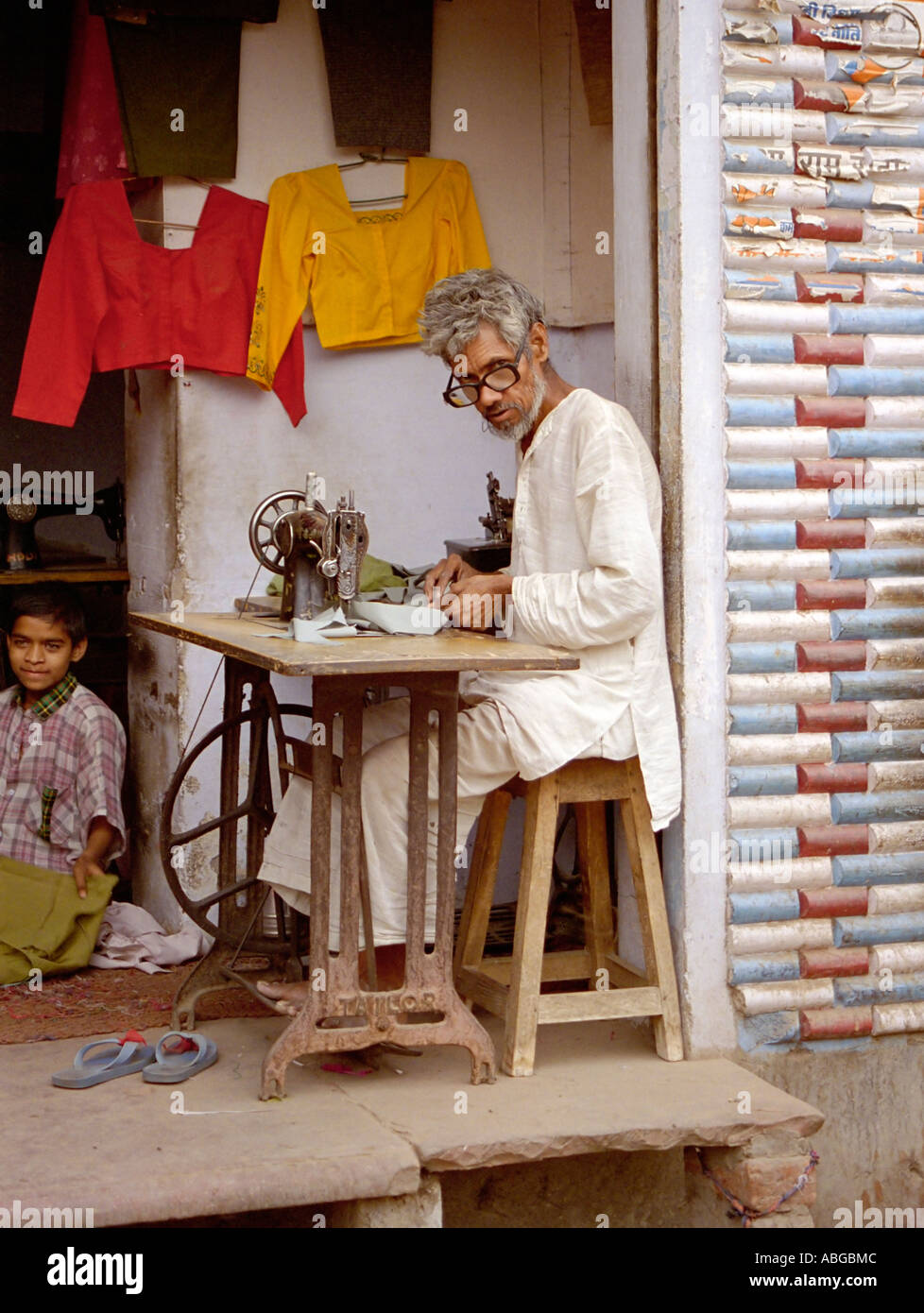 India boy sewing machine hi-res stock photography and images - Alamy