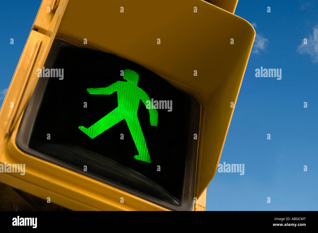 PEDESTRIANS CROSSING TRAFFIC LIGHT GREEN LIGHT SIGN Stock Photo - Alamy
