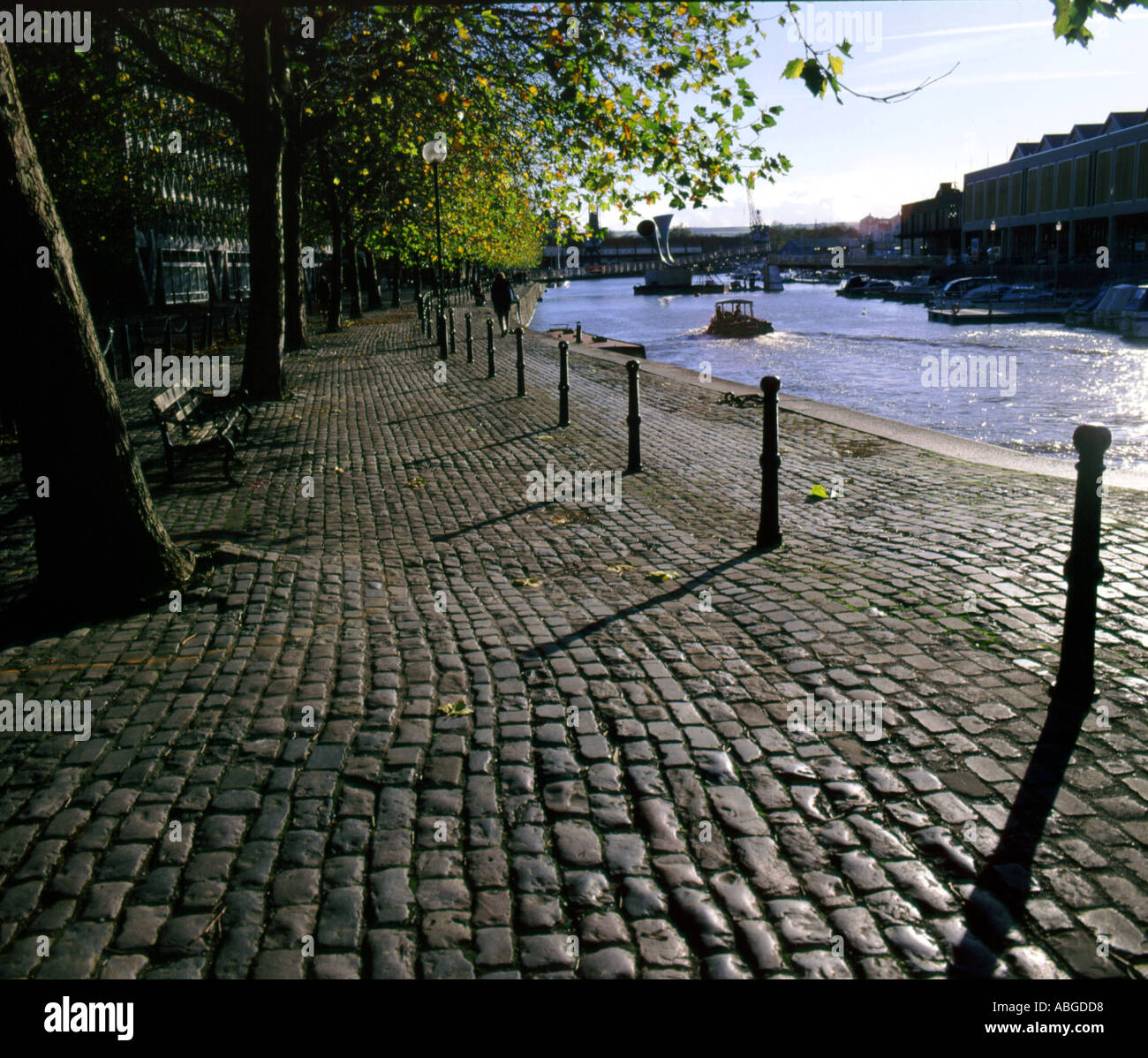 narrow quay floating harbour bristol Stock Photo - Alamy