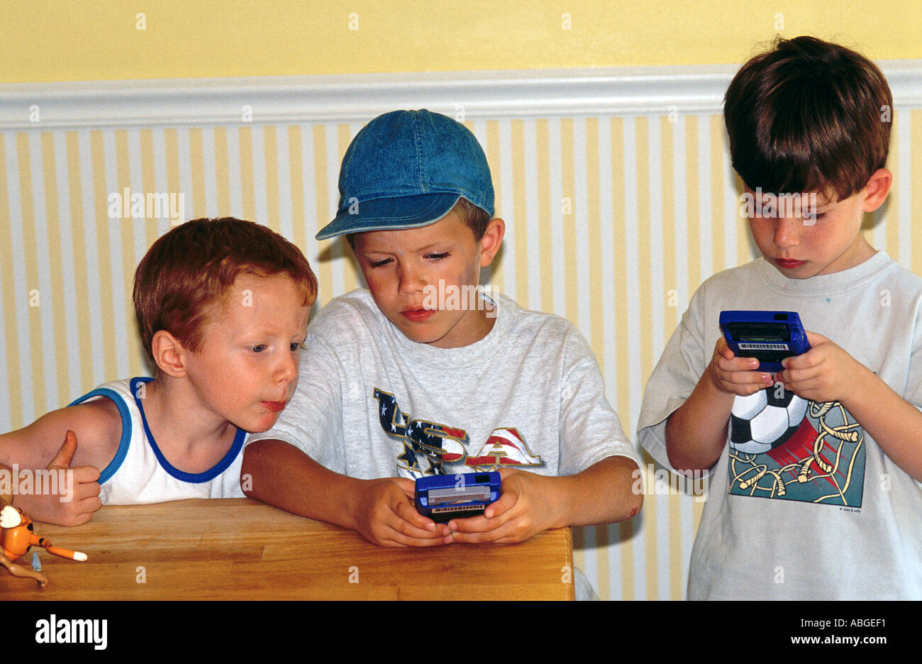 3 boys playing old Gameboy Stock Photo - Alamy
