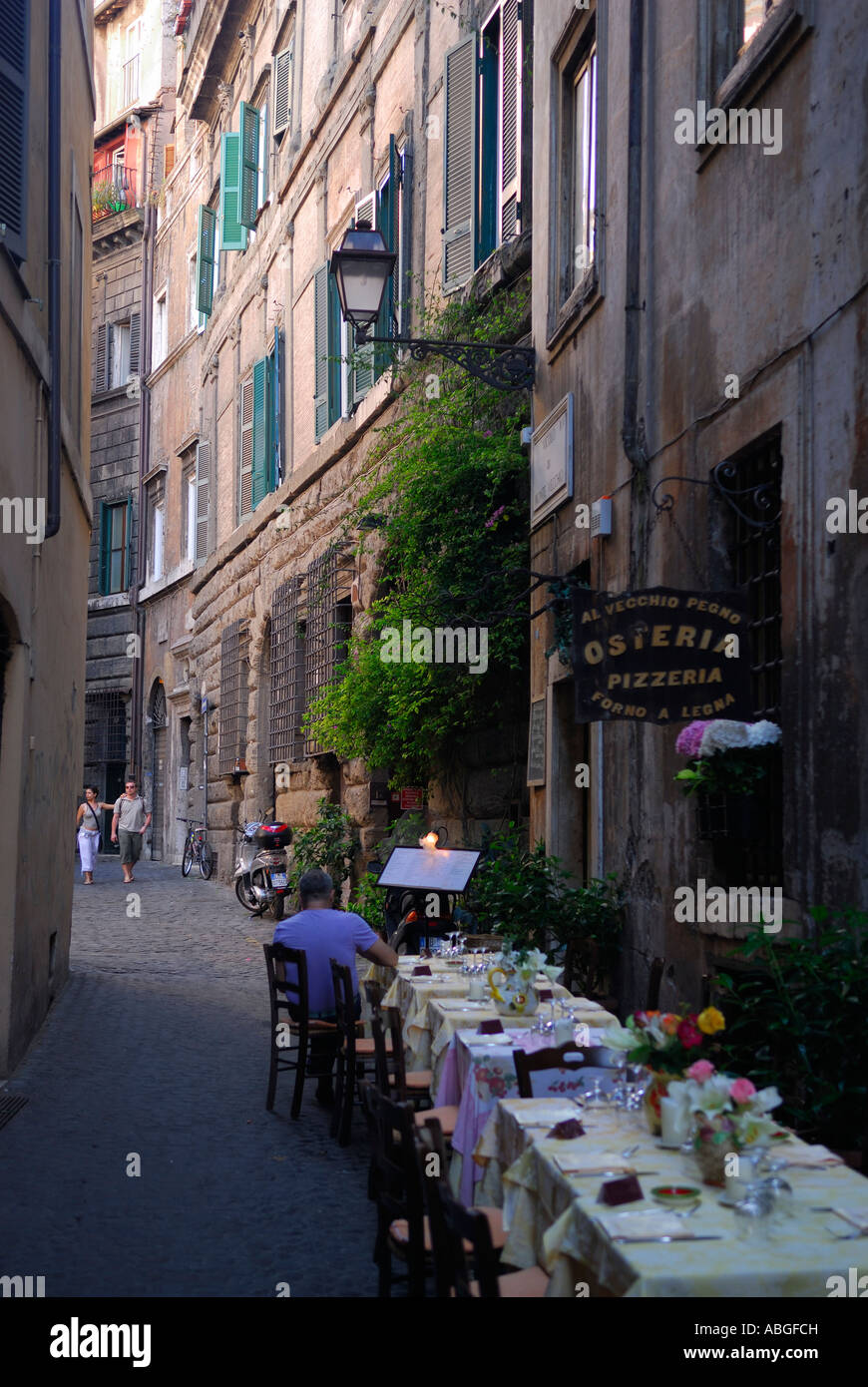 Restaurant tables on street rome hi-res stock photography and images ...