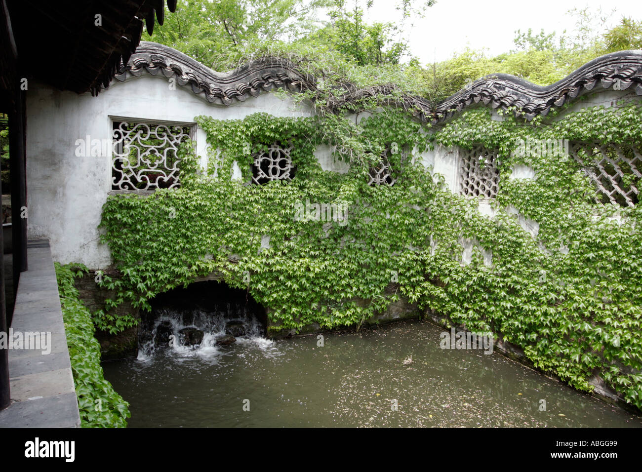 Water flows through chinese hi-res stock photography and images - Alamy