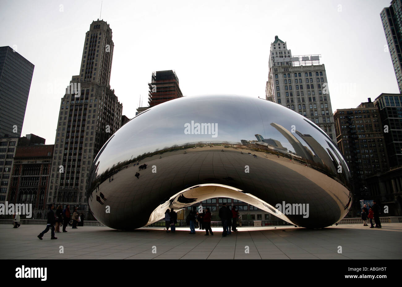 The Cloud Gate Sculpture in Millennium Park in Chicago Illinois USA ...