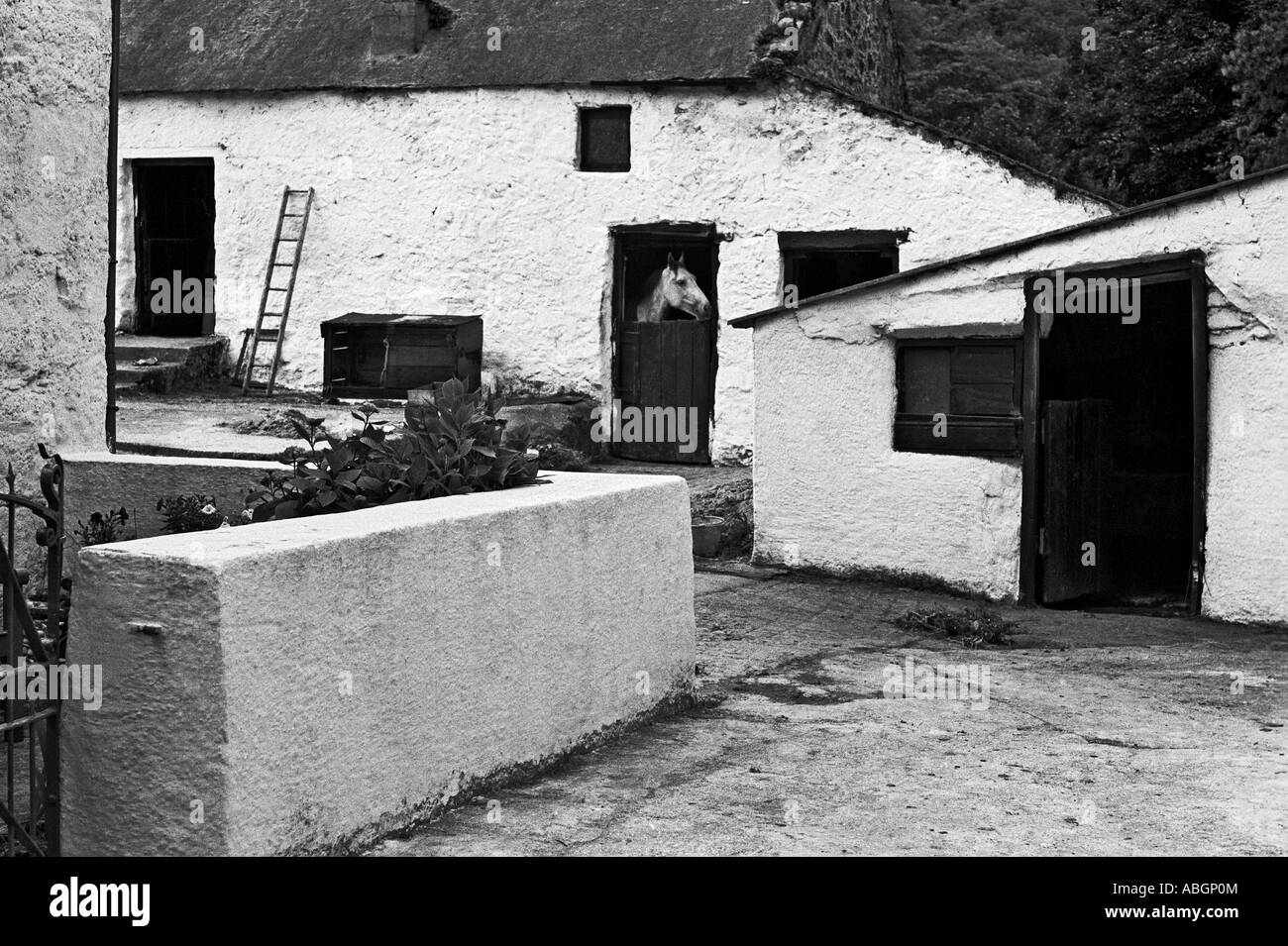 Classic traditional farm yard hi-res stock photography and images - Alamy