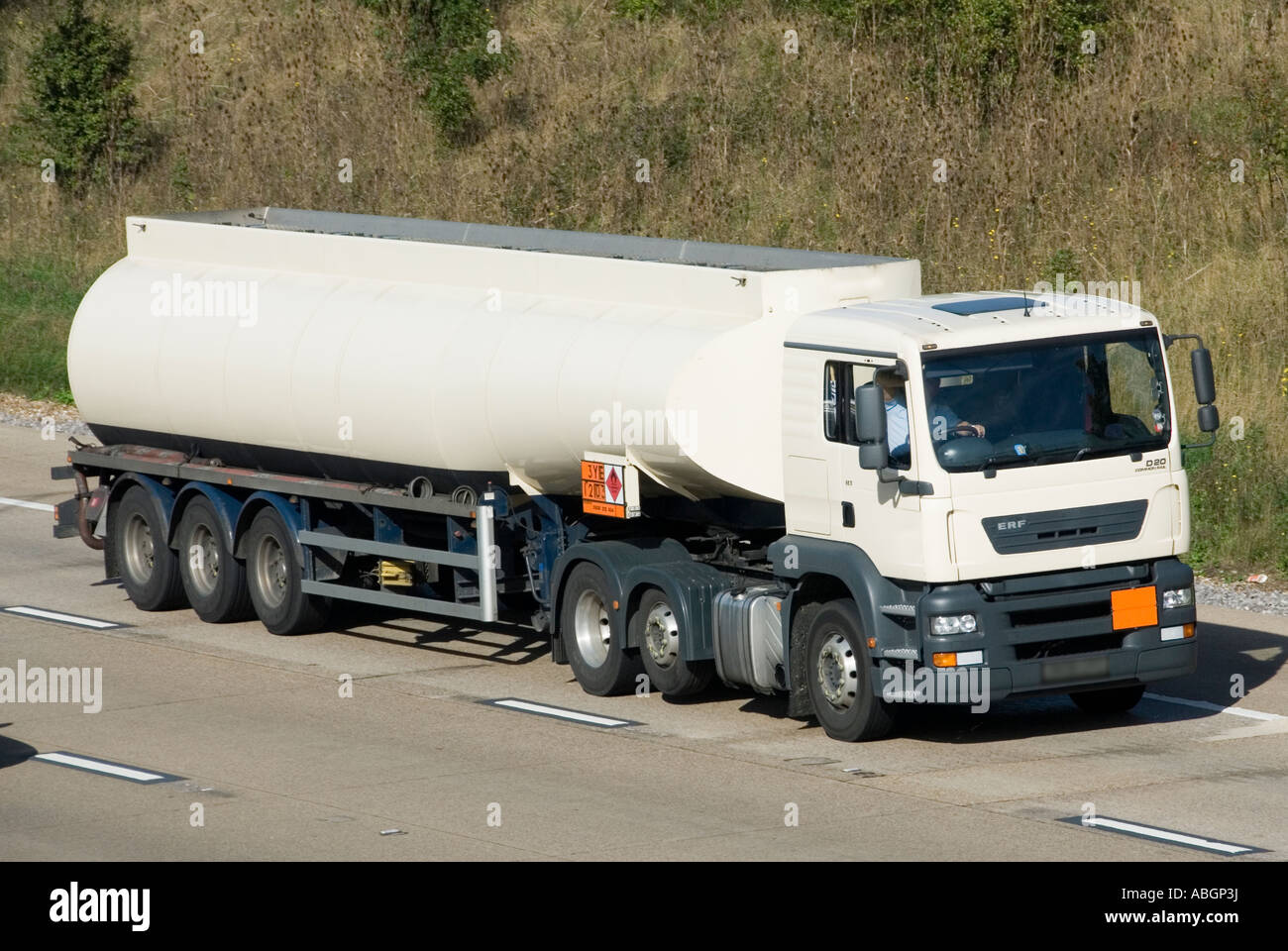 M25 motorway clean white unmarked ERF articulated tanker trailer ...