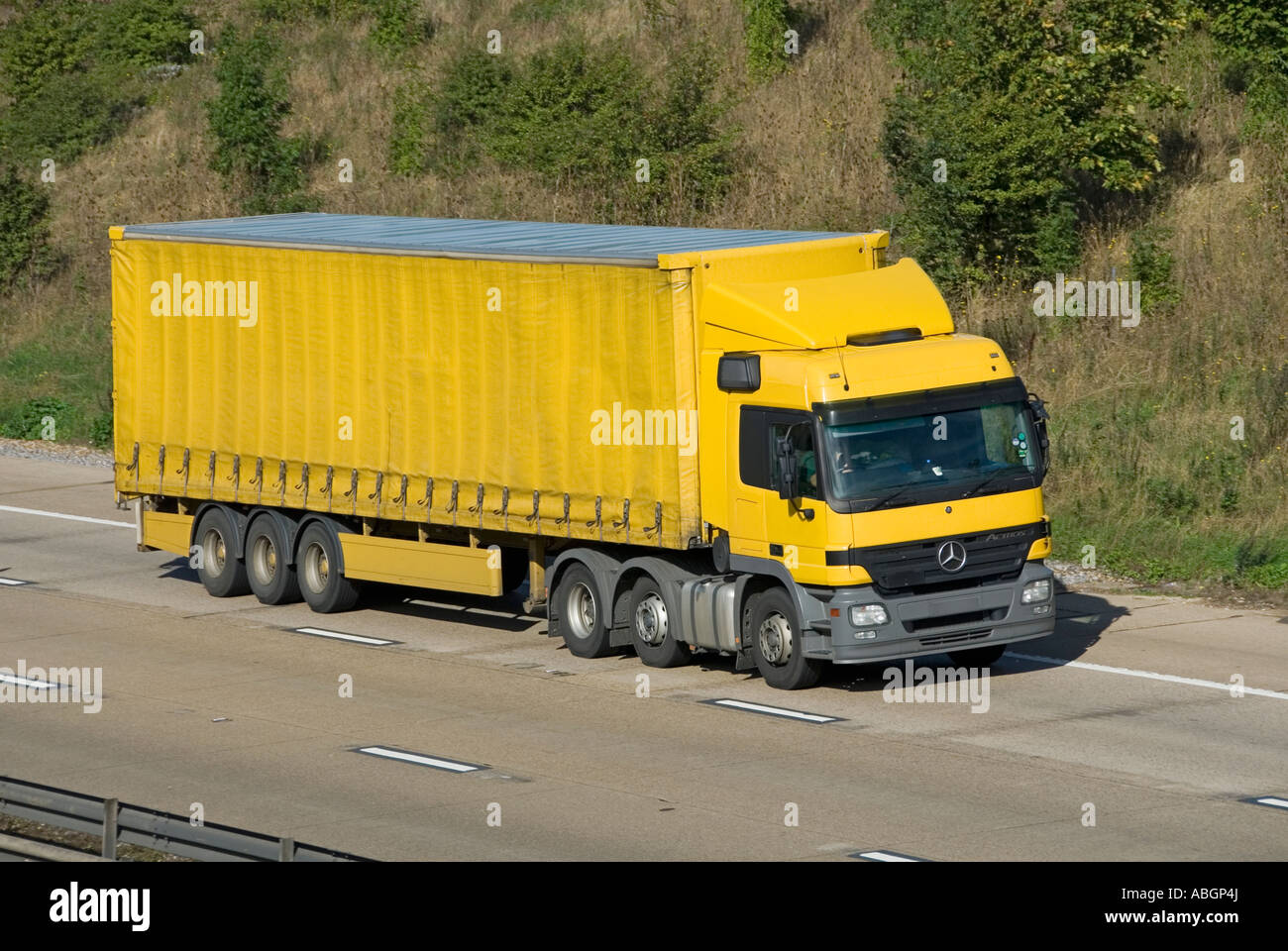 M25 motorway clean yellow unmarked articulated trailer & Mercedes lorry ...