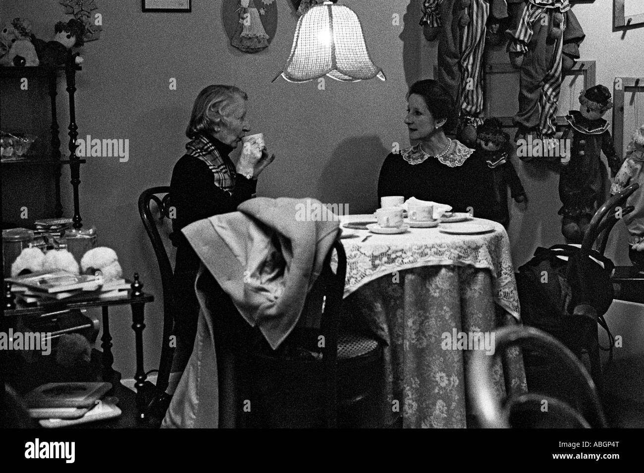 1950s gossip women tea hi-res stock photography and images - Alamy