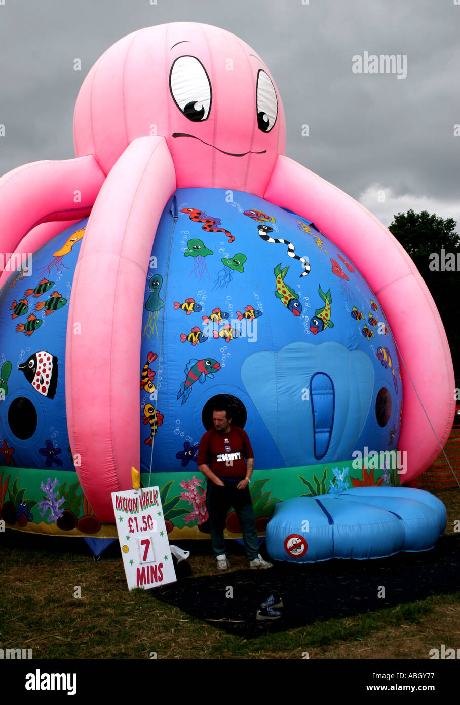 Octopus fairground ride hi-res stock photography and images - Alamy