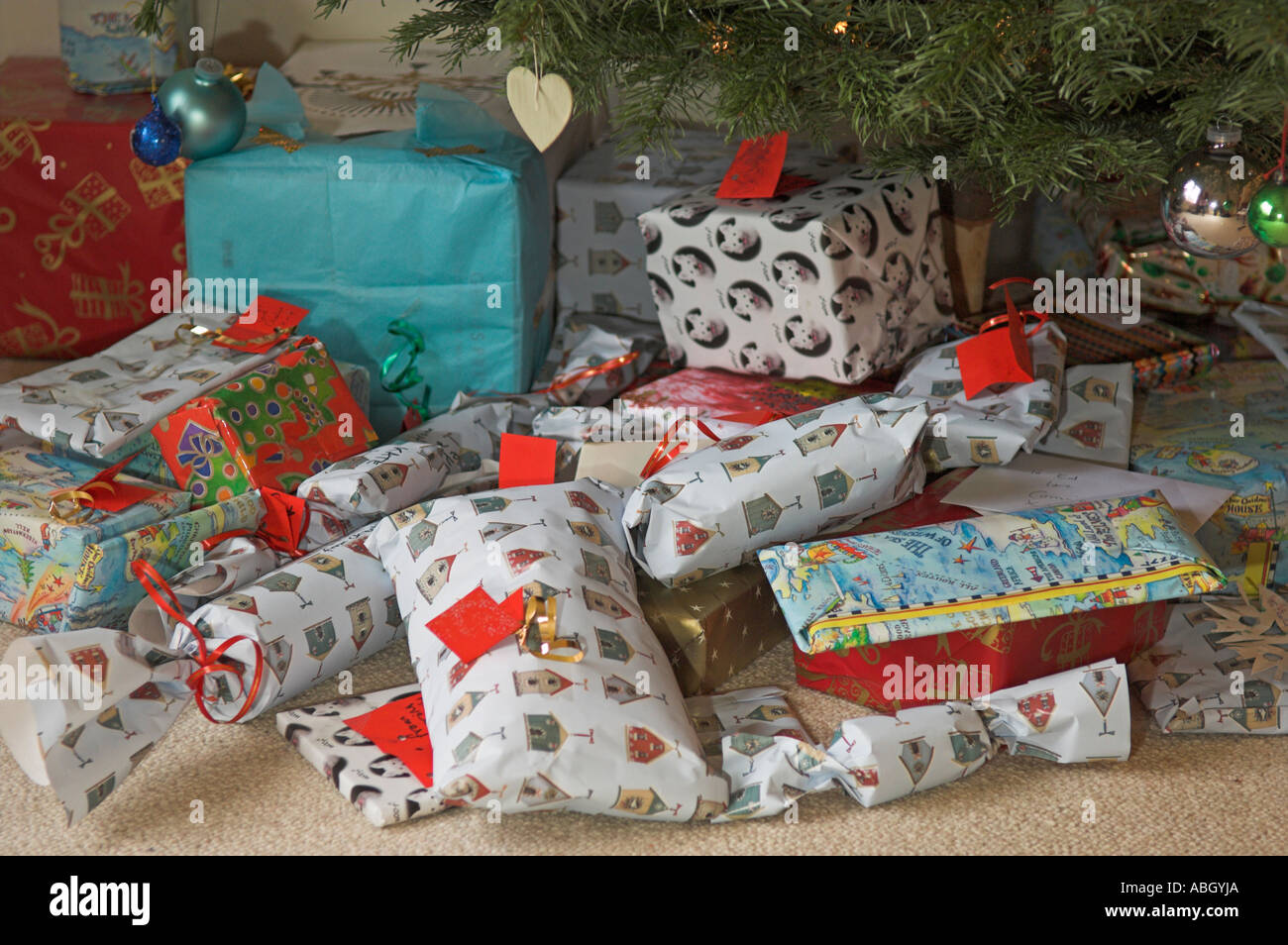 Father christmas with parcel hi-res stock photography and images - Alamy