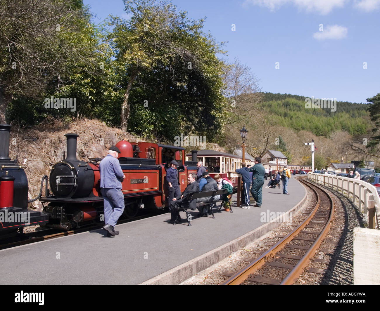 Red steam engine 'Dafydd Lloyd George' in Tan-y-Bwlch station on ...