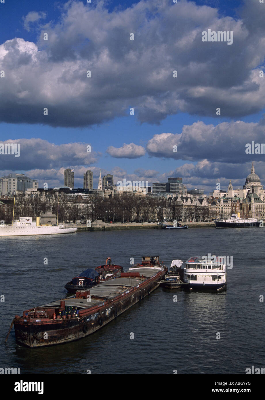 River boat under waterloo bridge hi-res stock photography and images ...