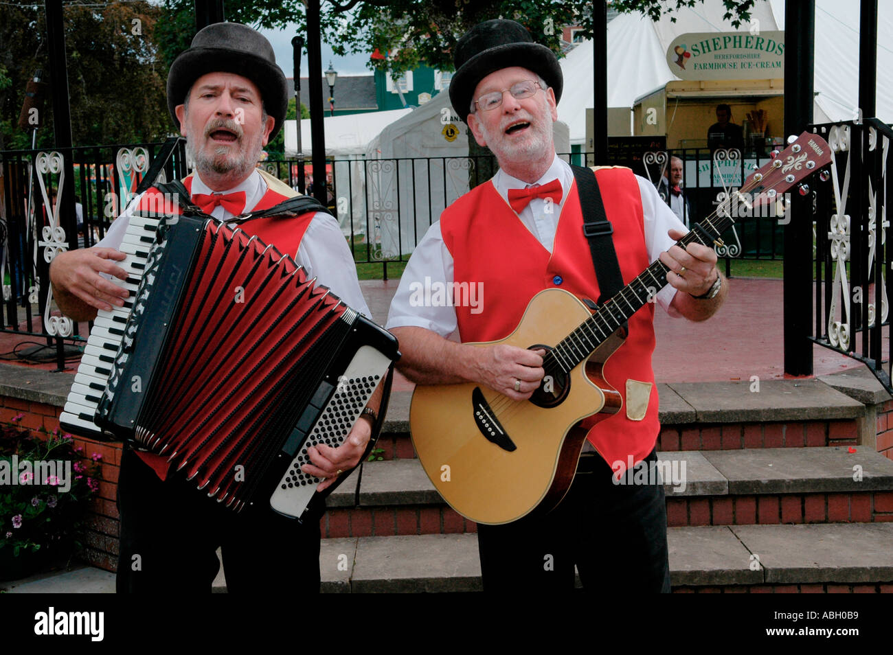 Street victorian musicians hi-res stock photography and images - Alamy