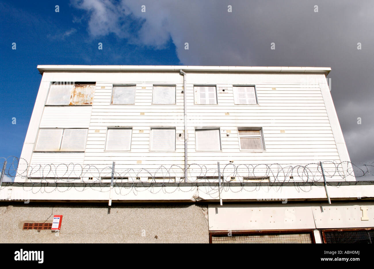 Derelict apartment block graffiti hi-res stock photography and images ...