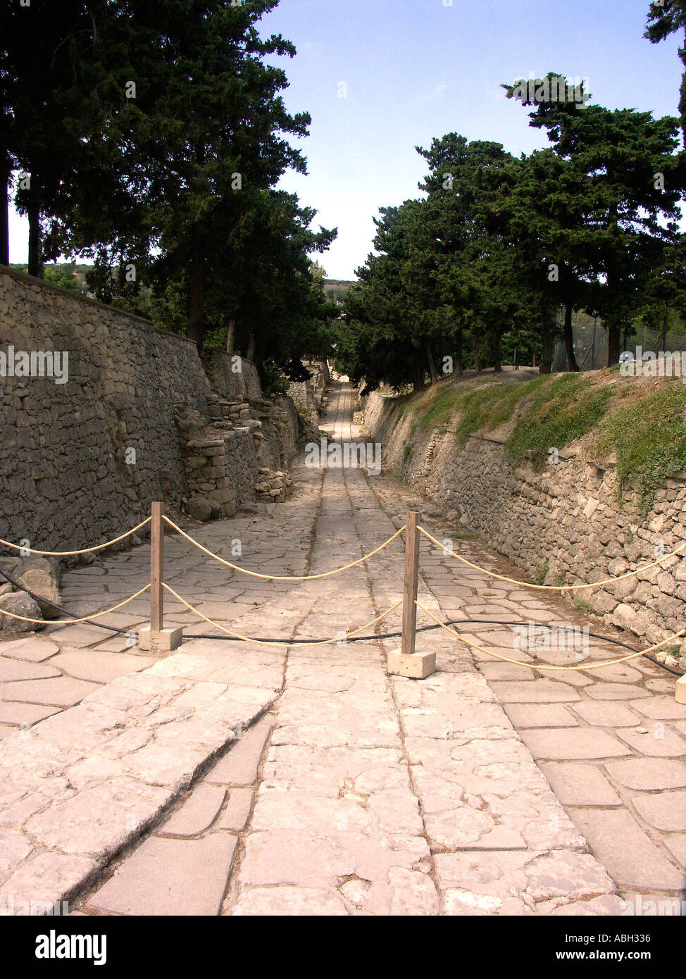 Believed to be the first paved road in Europe Knossos the Minoan ...