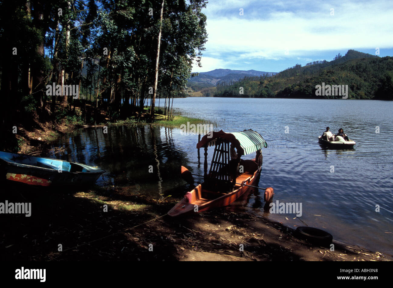 Couple in pedalo on boating lake hi-res stock photography and images ...