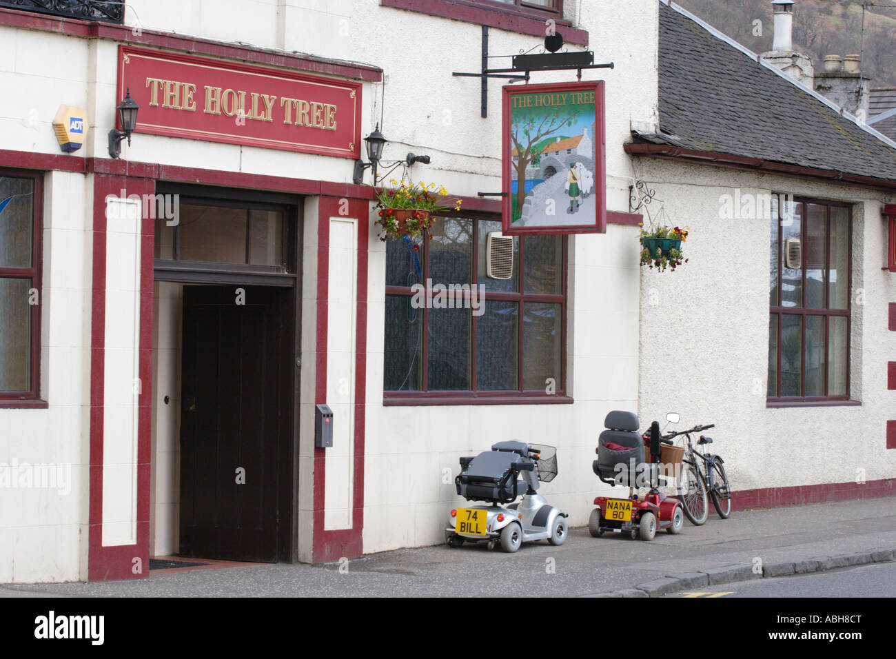 Lunchtime at The Holly Tree Hotel, Menstrie Stock Photo - Alamy