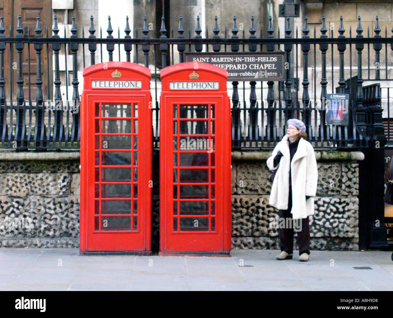 Black telephone boxes hi-res stock photography and images - Alamy