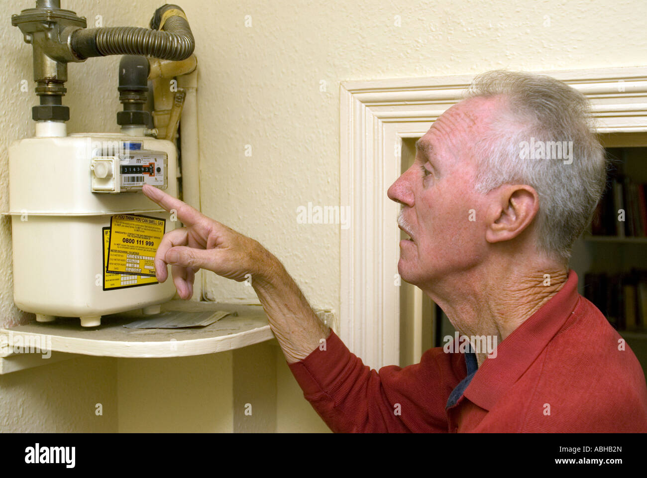 Energy meter reading man hi-res stock photography and images - Alamy