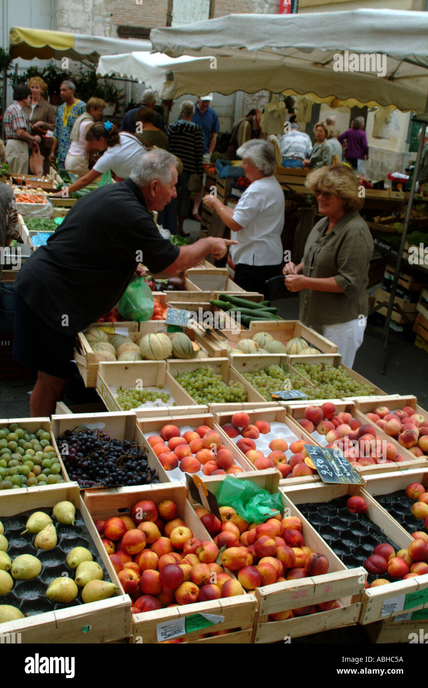 Issigeac Market Stock Photos & Issigeac Market Stock Images - Alamy