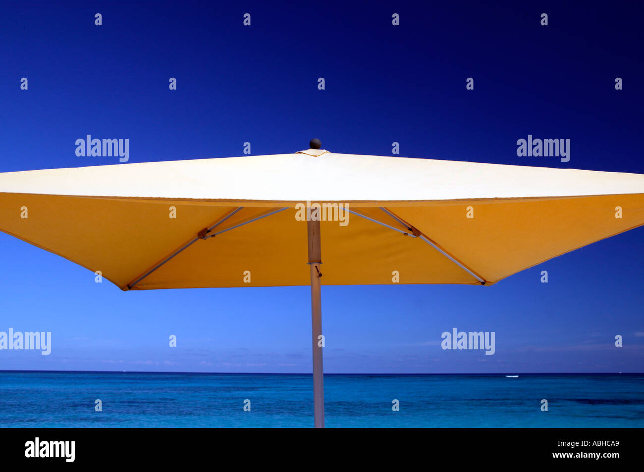 Yello parasol hi-res stock photography and images - Alamy