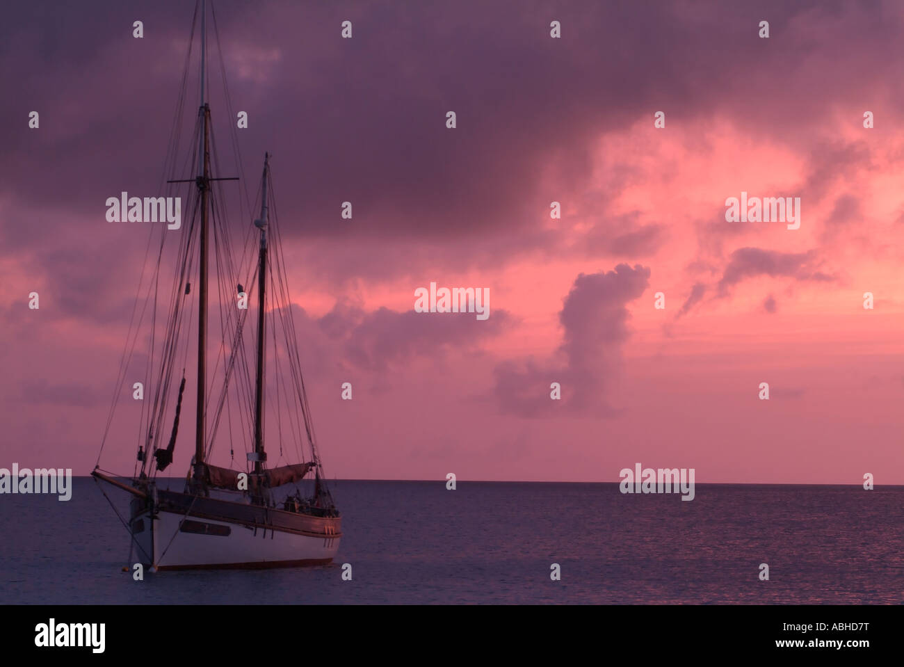 Sunset over water boats hi-res stock photography and images - Alamy