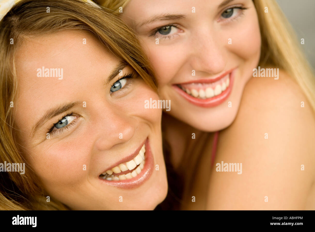 Portrait of 2 young women smiling for the camera Stock Photo - Alamy