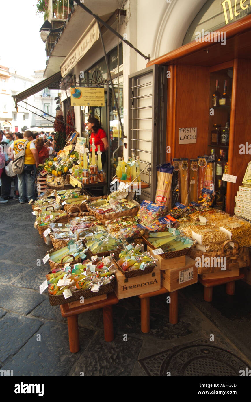 Shoppers on pavement in front of window hi-res stock photography and ...