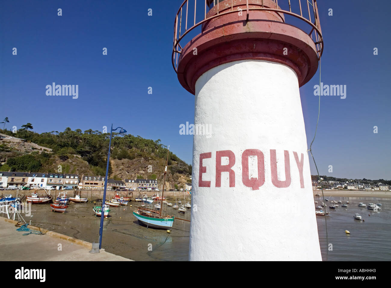 ERQUY LIGHTHOUSE AND FISHING HARBOUR BRITTANY FRANCE Stock Photo - Alamy