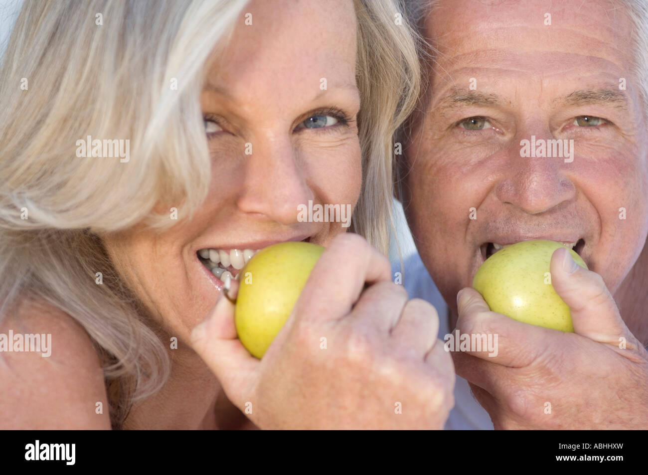 Couple sharing apple hi-res stock photography and images - Alamy