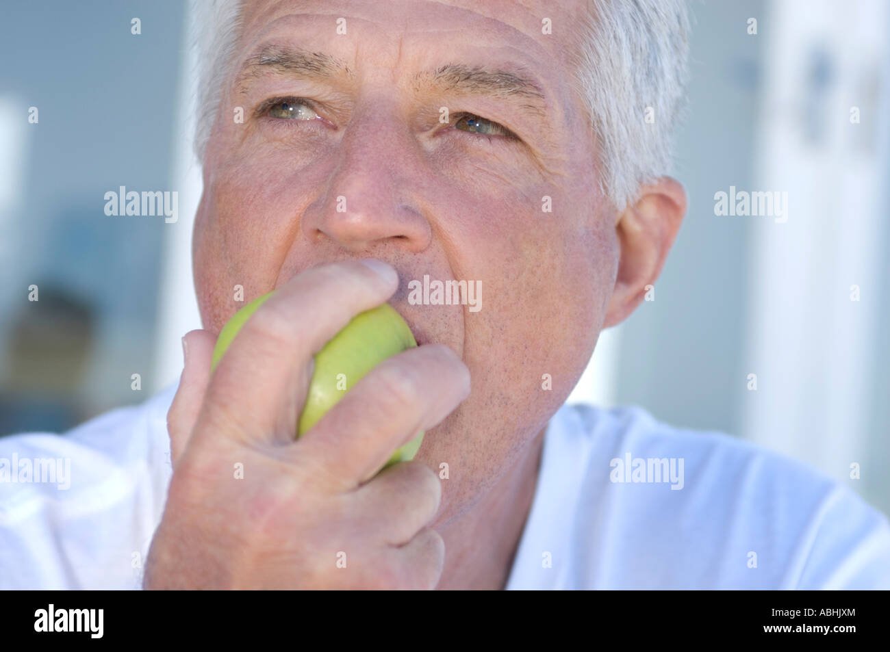 Portrait of man eating an apple Stock Photo - Alamy