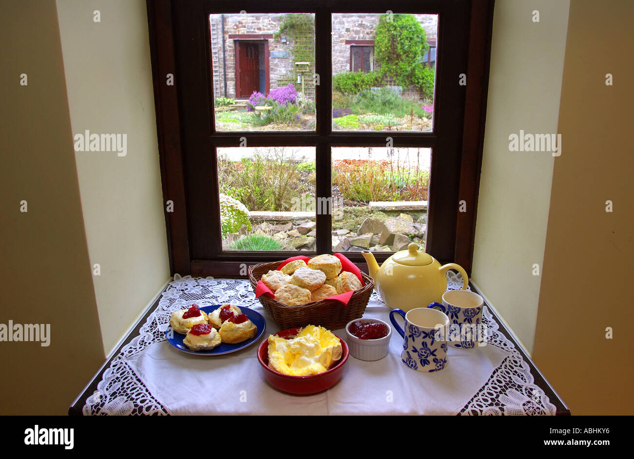 Devon cream tea cottage hi-res stock photography and images - Alamy