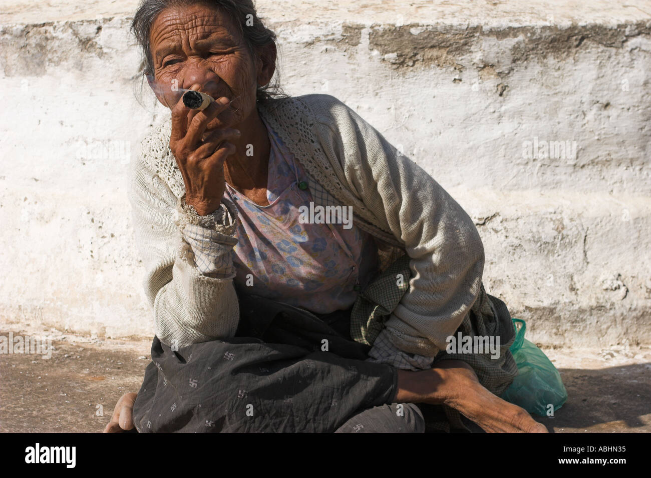 Myanmar Bagan Lady smoking cheroot at Shwezigon Paya Stock Photo - Alamy