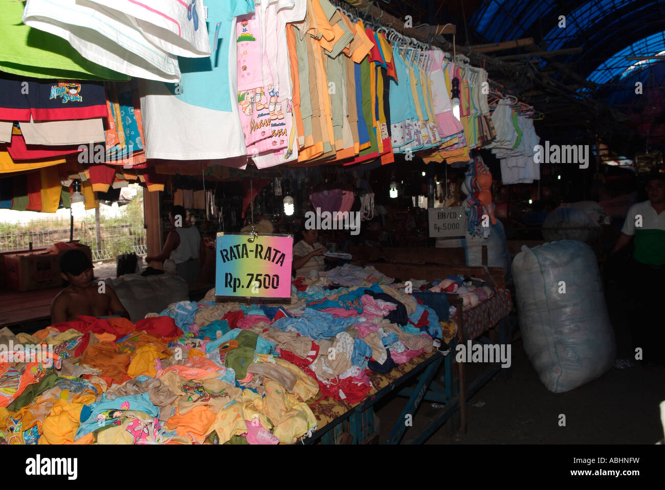 Market sulawesi indonesia shopping hi-res stock photography and images ...