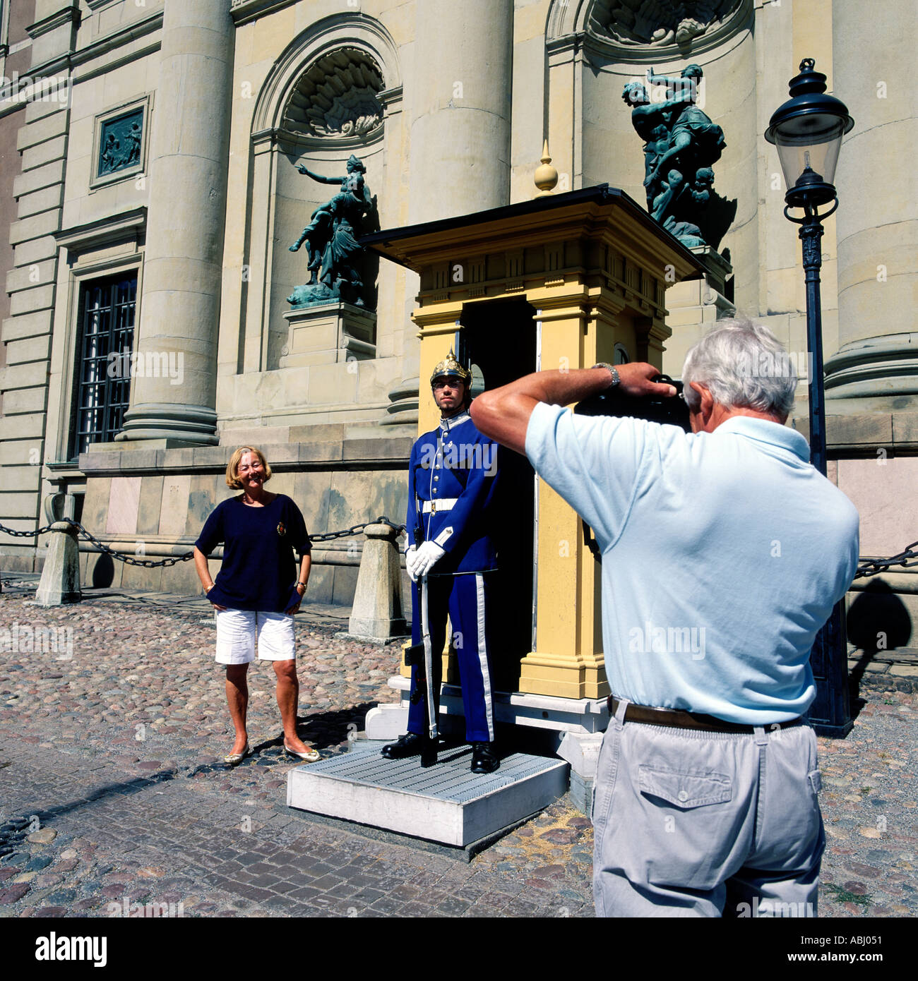 COUPLE AND PALACE GUARD STOCKHOLM SWEDEN Stock Photo - Alamy