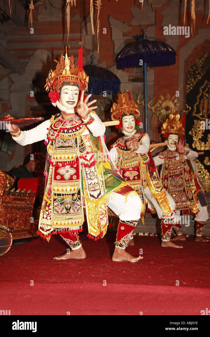 Ubud men dancers hi-res stock photography and images - Alamy