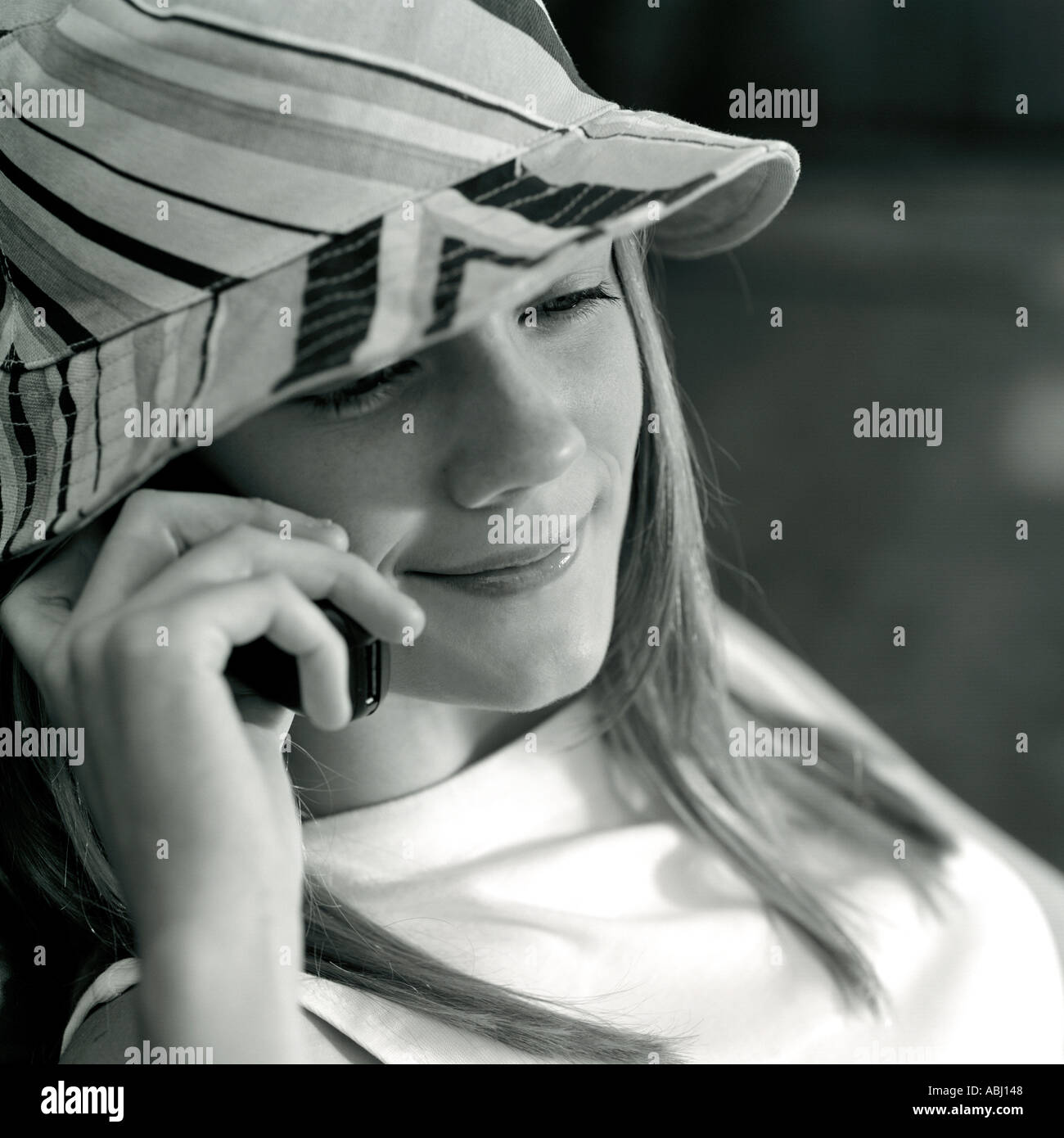 BRITISH TEENAGER LISTENING ON A MOBILE PHONE Stock Photo - Alamy