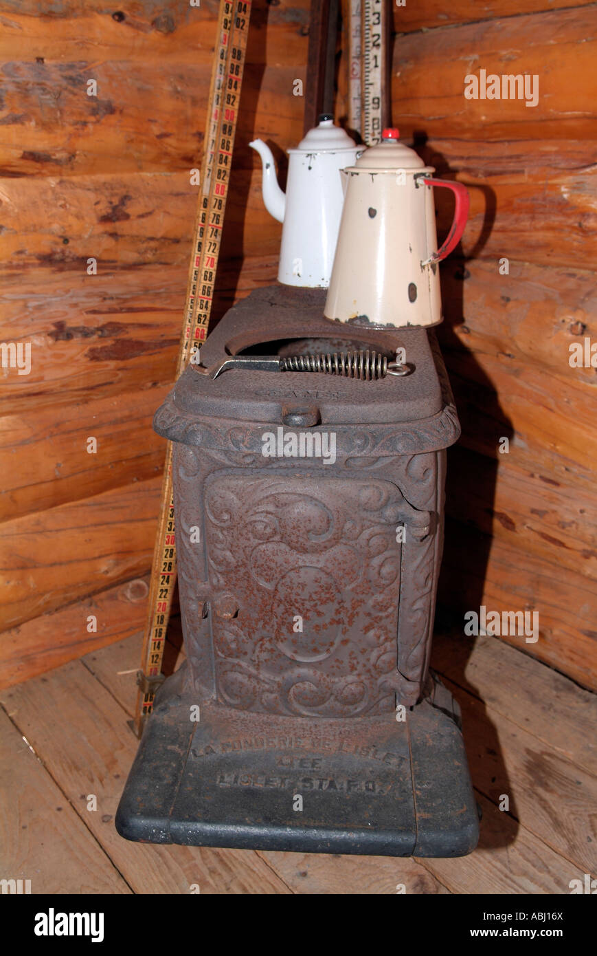 Traditional lumberjack wooden house, North of Quebec Stock Photo - Alamy