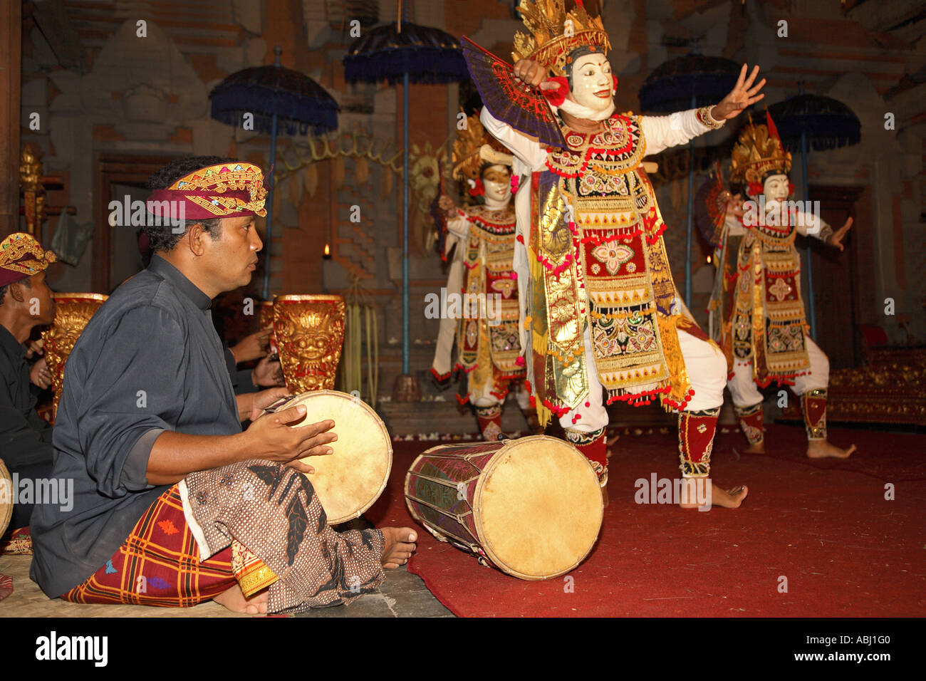 Balinese dancers and musicians, Ubud, Bali, Indonesia Stock Photo - Alamy